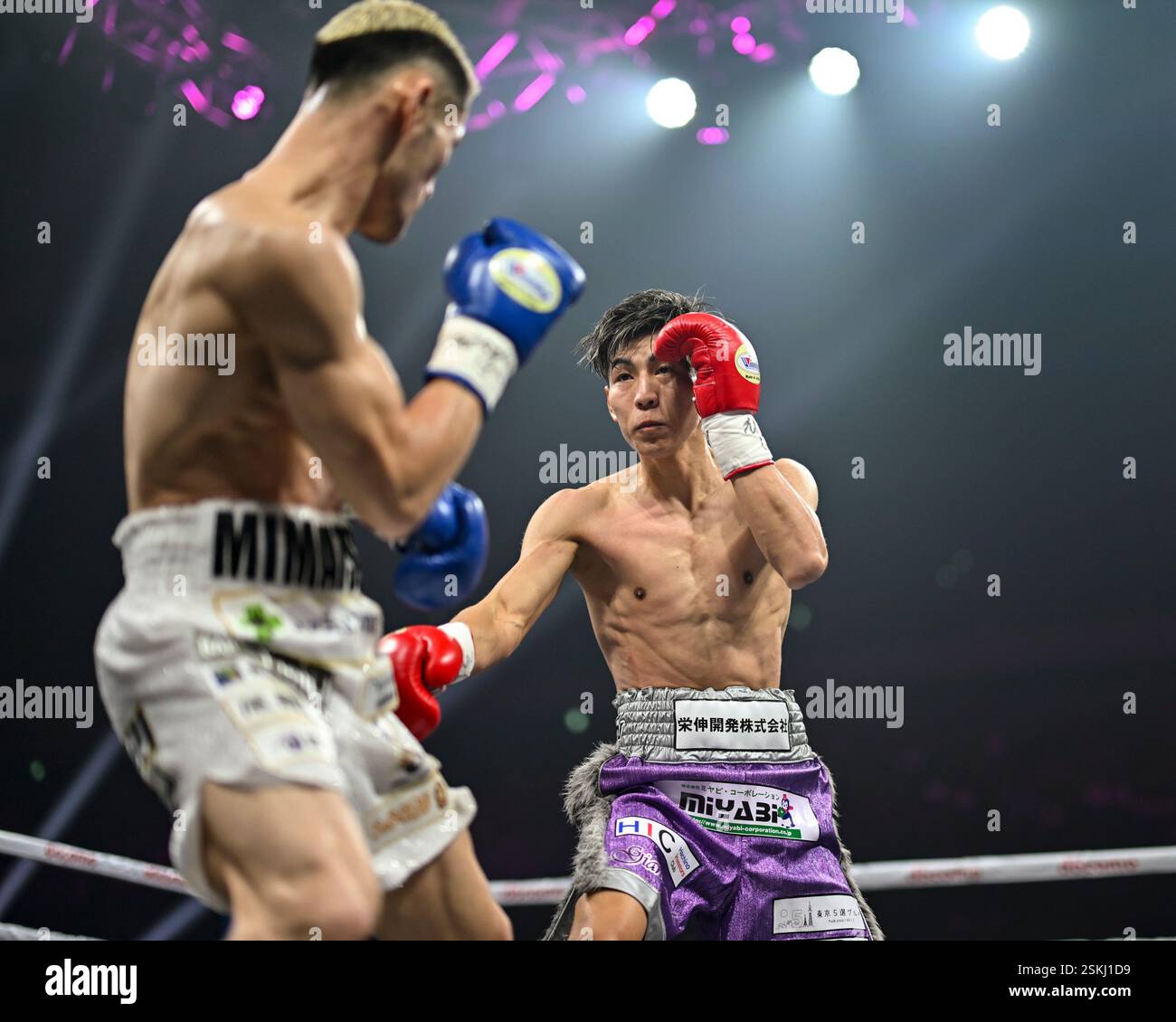Tokyo, Japan. 24th Jan, 2025. Champion Toshiki Shimomachi (red gloves) and challenger Misaki ...