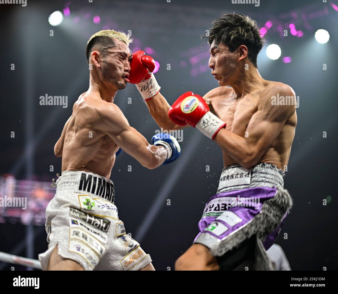 Tokyo, Japan. 24th Jan, 2025. Champion Toshiki Shimomachi (red gloves) hits challenger Misaki ...