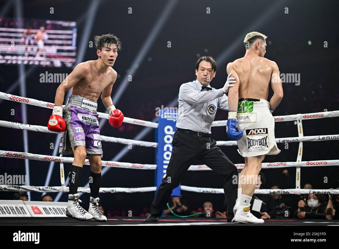 Tokyo, Japan. 24th Jan, 2025. Challenger Misaki Hirano (blue gloves) is ...