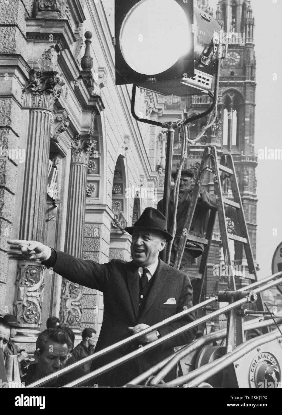 Otto Preminger während Dreharbeiten zum Film "The Cardinal" 1963#Otto ...
