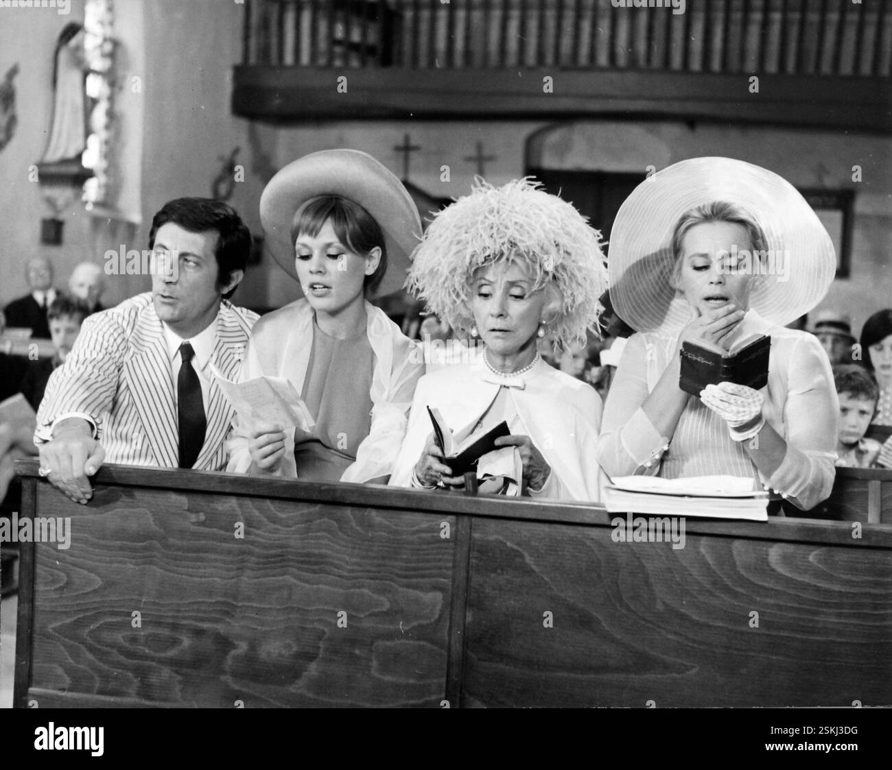 Yves Montand, Marthe Keller, Madeleine Renaud, Maria Schell in "Le ...