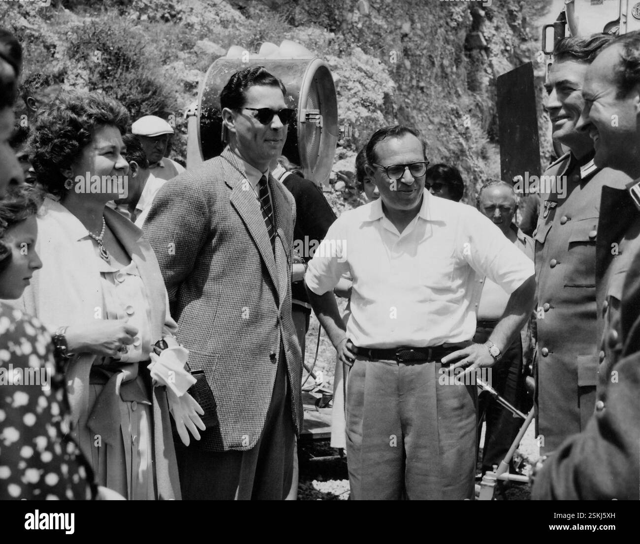 Carl Foreman während den Dreharbeiten zum Film "The Guns of Navarone ...