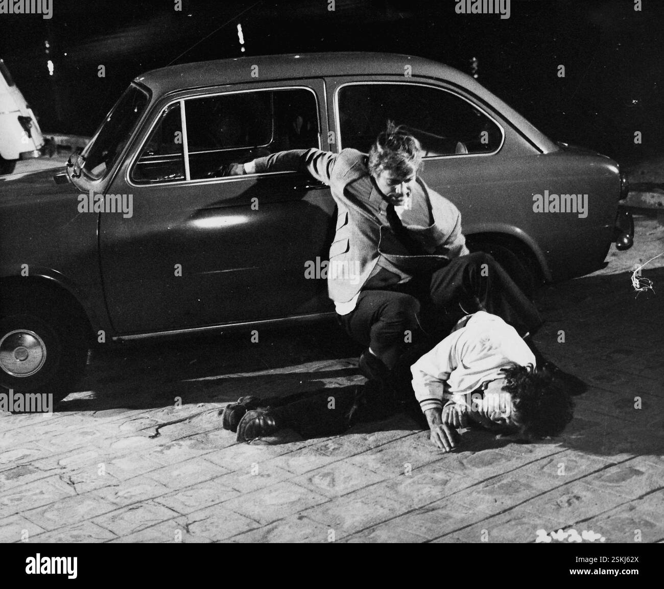 Oliver Reed in "La Dame dans l'Auto avec des Lunettes et un Fusil" 1970 ...