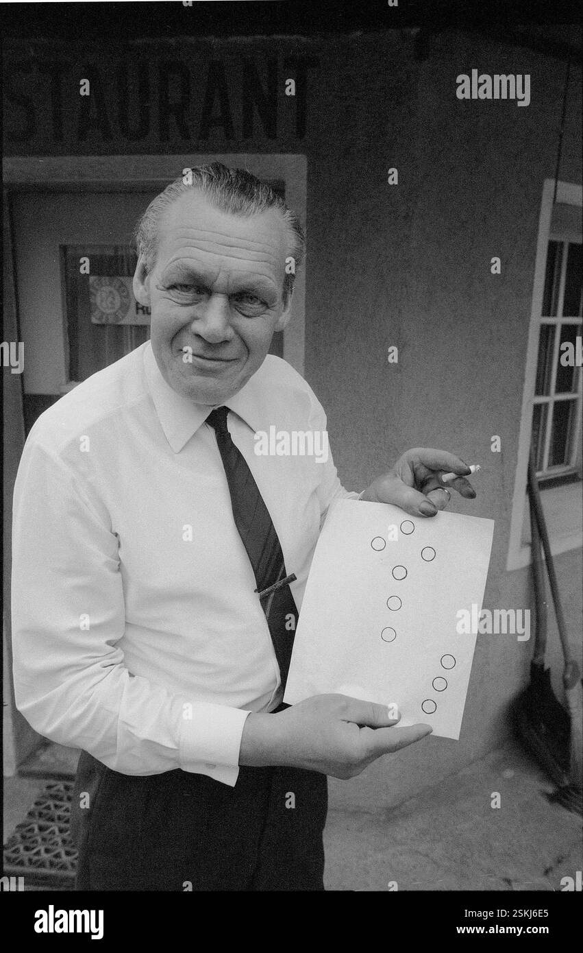 Walter Schühle, Wirt, mit Zeichnung der Ufos, Gurtnellen 1979#Walter ...