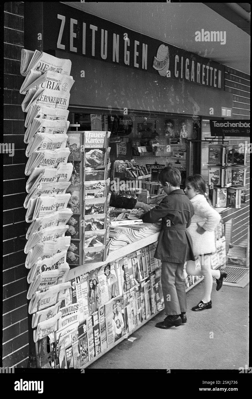 Kinder am Kiosk 1971#Children at a kiosk 1971 Stock Photo - Alamy