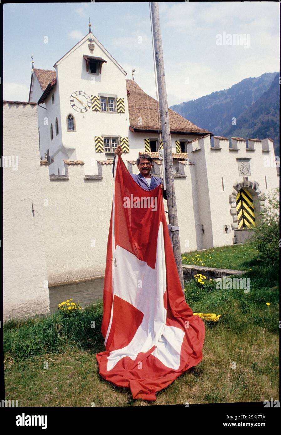 Fahne hiessen bei Schloss A Pro, 1992#Flying the swiss flag at A Pro ...