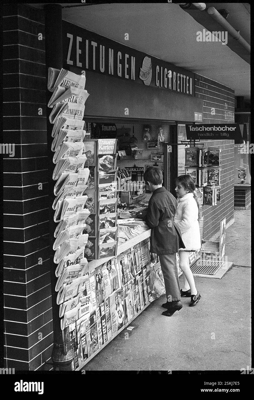 Kinder am Kiosk 1971#Children at a kiosk 1971 Stock Photo - Alamy