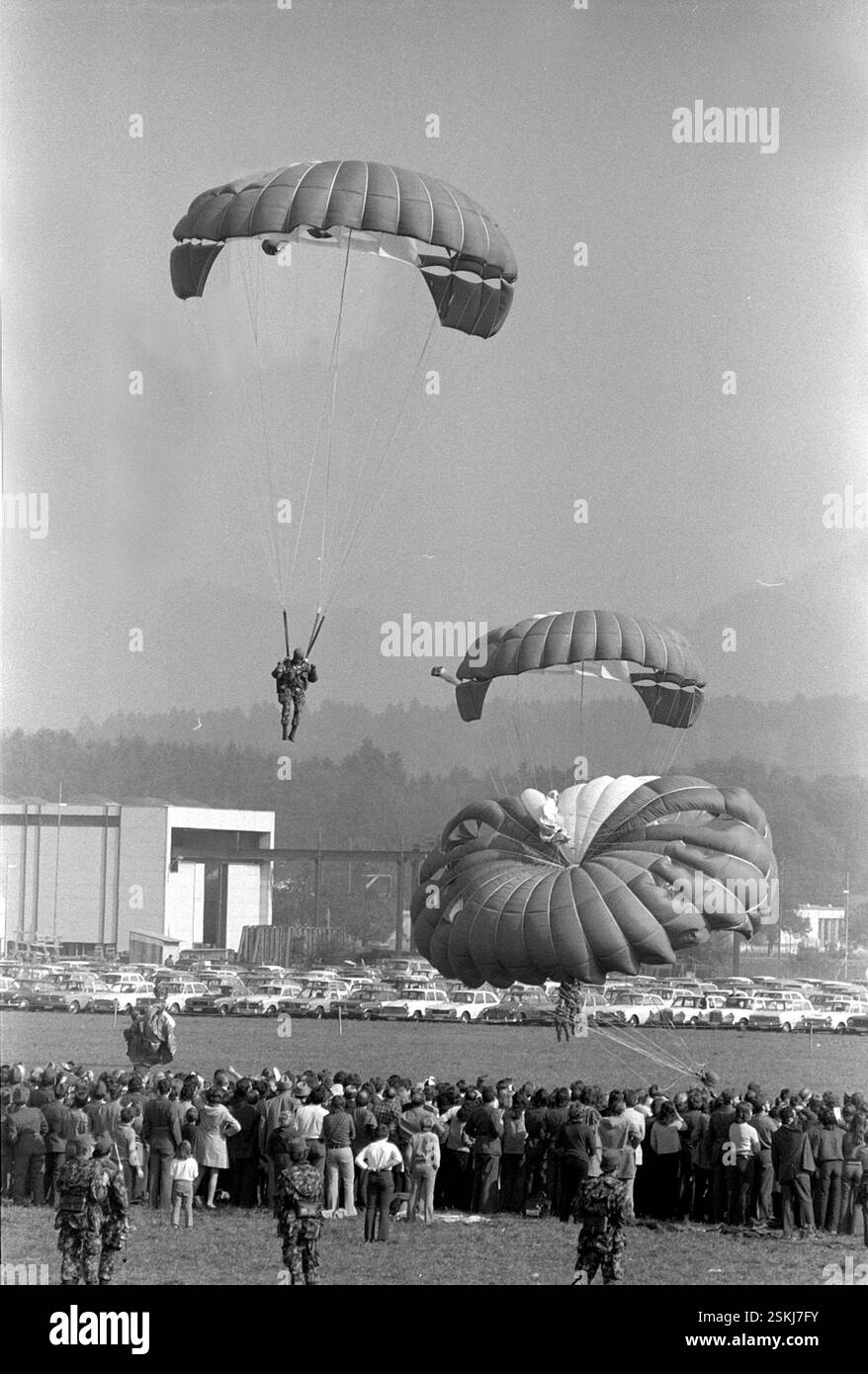 Défilée der Schweizer Armee in Emmen; Fallschirmspringer 1972#Swiss ...