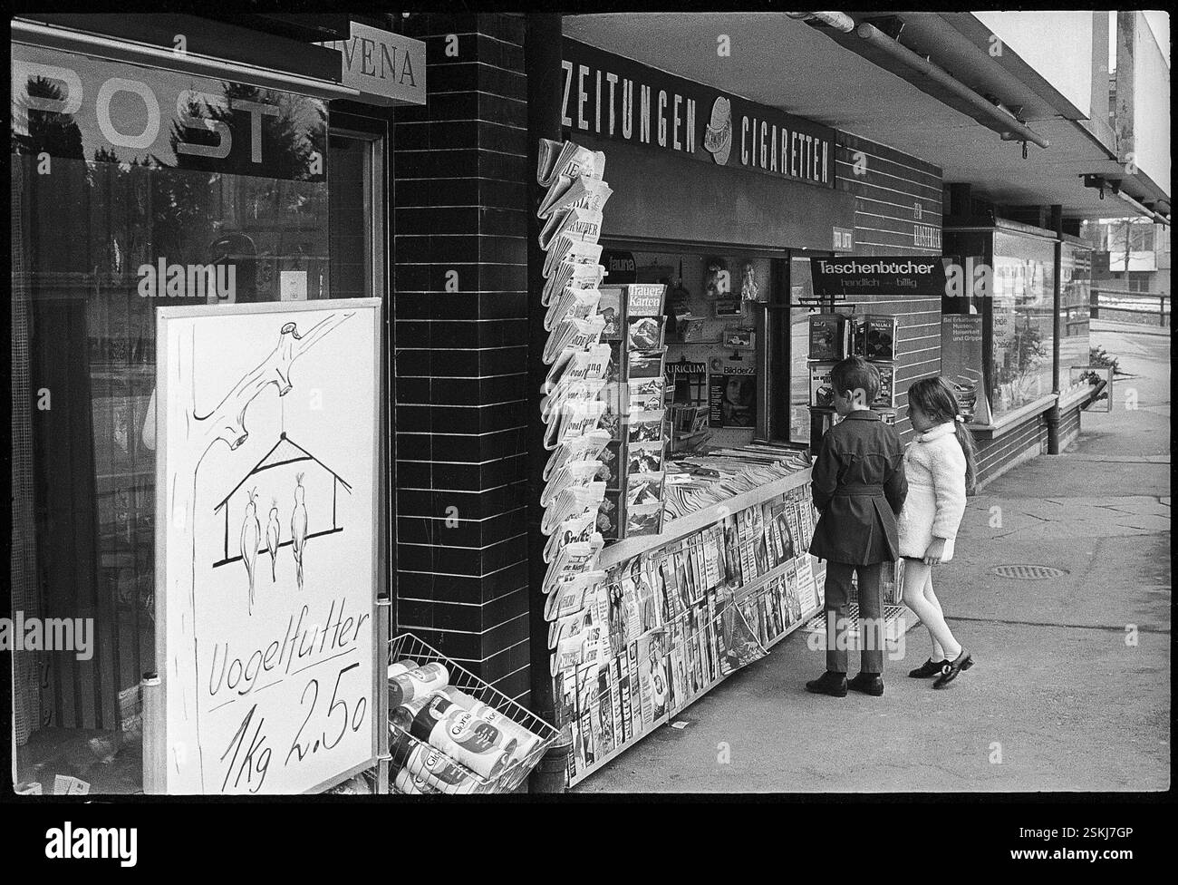 Kinder am Kiosk 1971#Children at a kiosk 1971 Stock Photo - Alamy