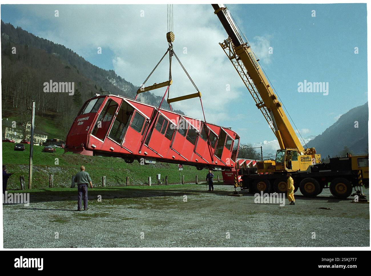 Kran hebt Bahnwagen, 1997#Crane lifting railway car, 1997- RDB BY DUKAS ...
