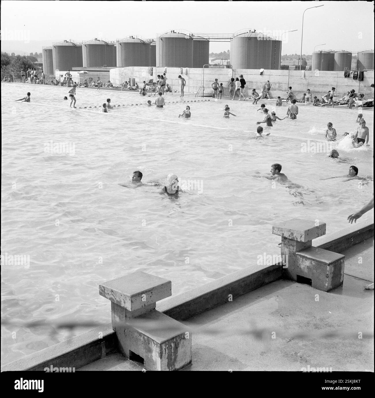 Schwimmbad neben Tanklager, Rotkreuz 1969#Swimming pool beside tank ...
