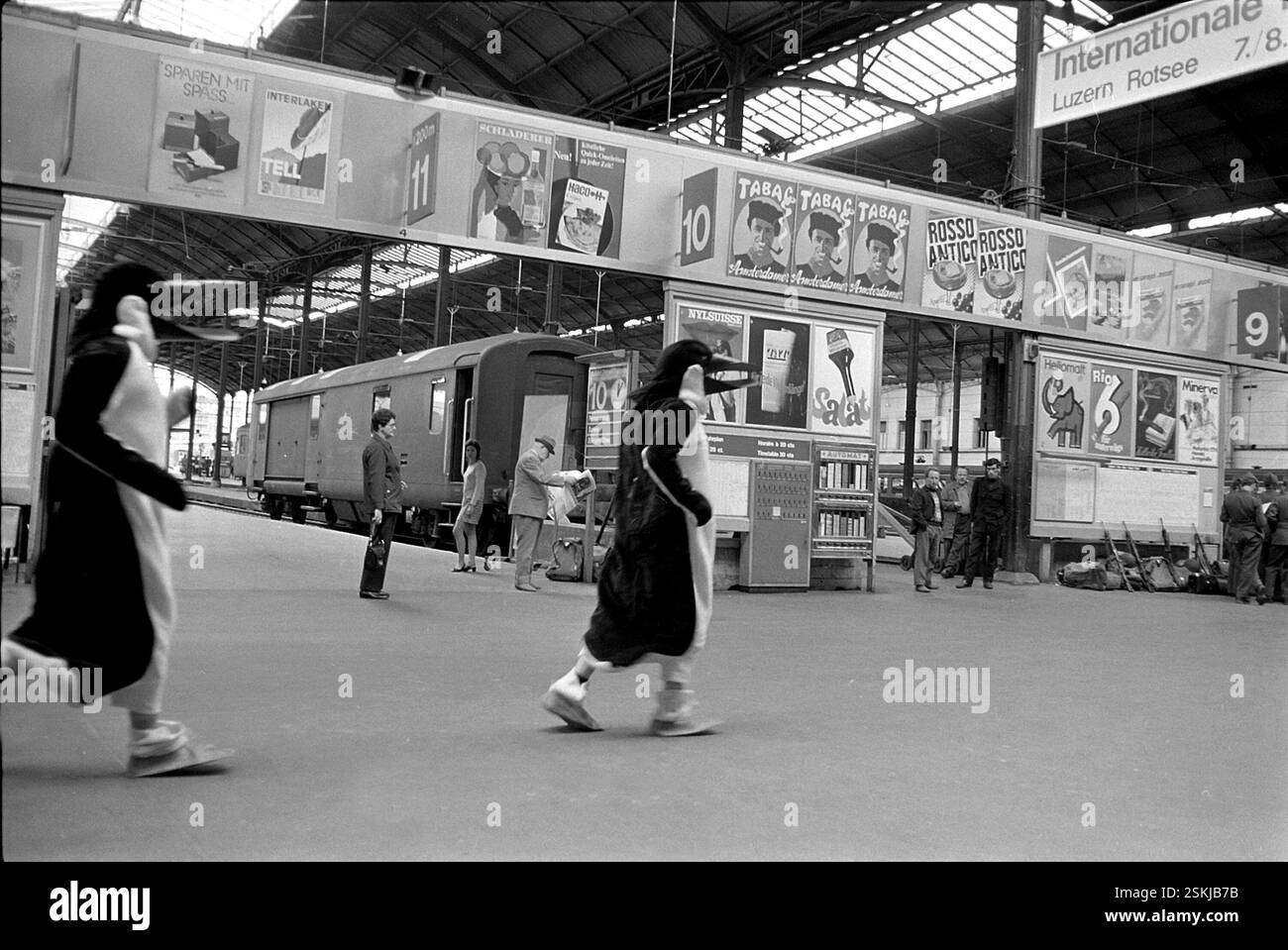 Pinguinrennen, Zwei als Pinguin verkleidete Personen durchqueren den ...