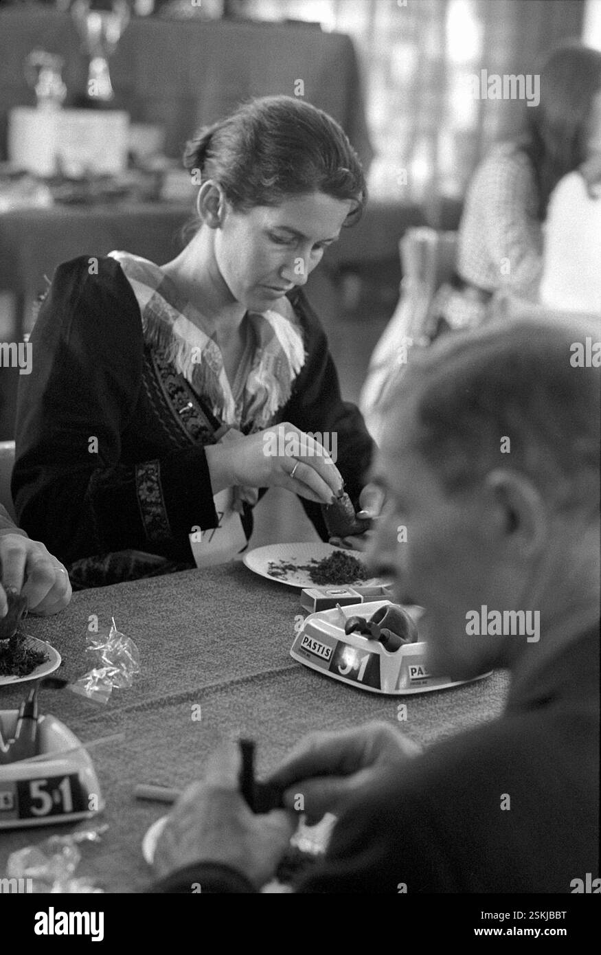 Raucherin in Tracht beim Pfeifestopfen, Tabak#Smoker in traditional ...