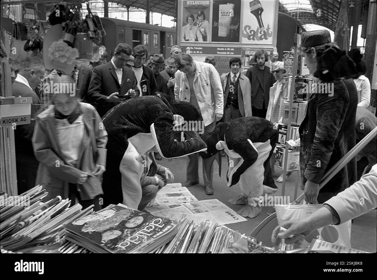 Pinguinrennen, Zwei als Pinguin verkleidete Personen 1972#Penguin race ...