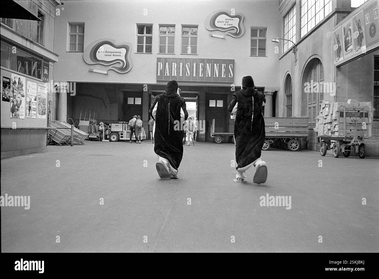 Pinguinrennen, Zwei als Pinguin verkleidete Personen 1972#Penguin race ...