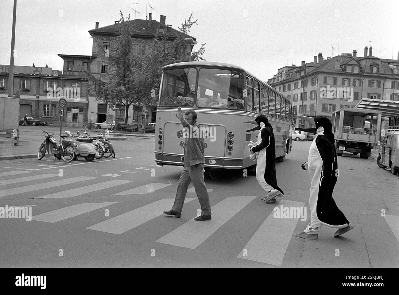 Pinguinrennen, Zwei als Pinguin verkleidete Personen 1972#Penguin race ...