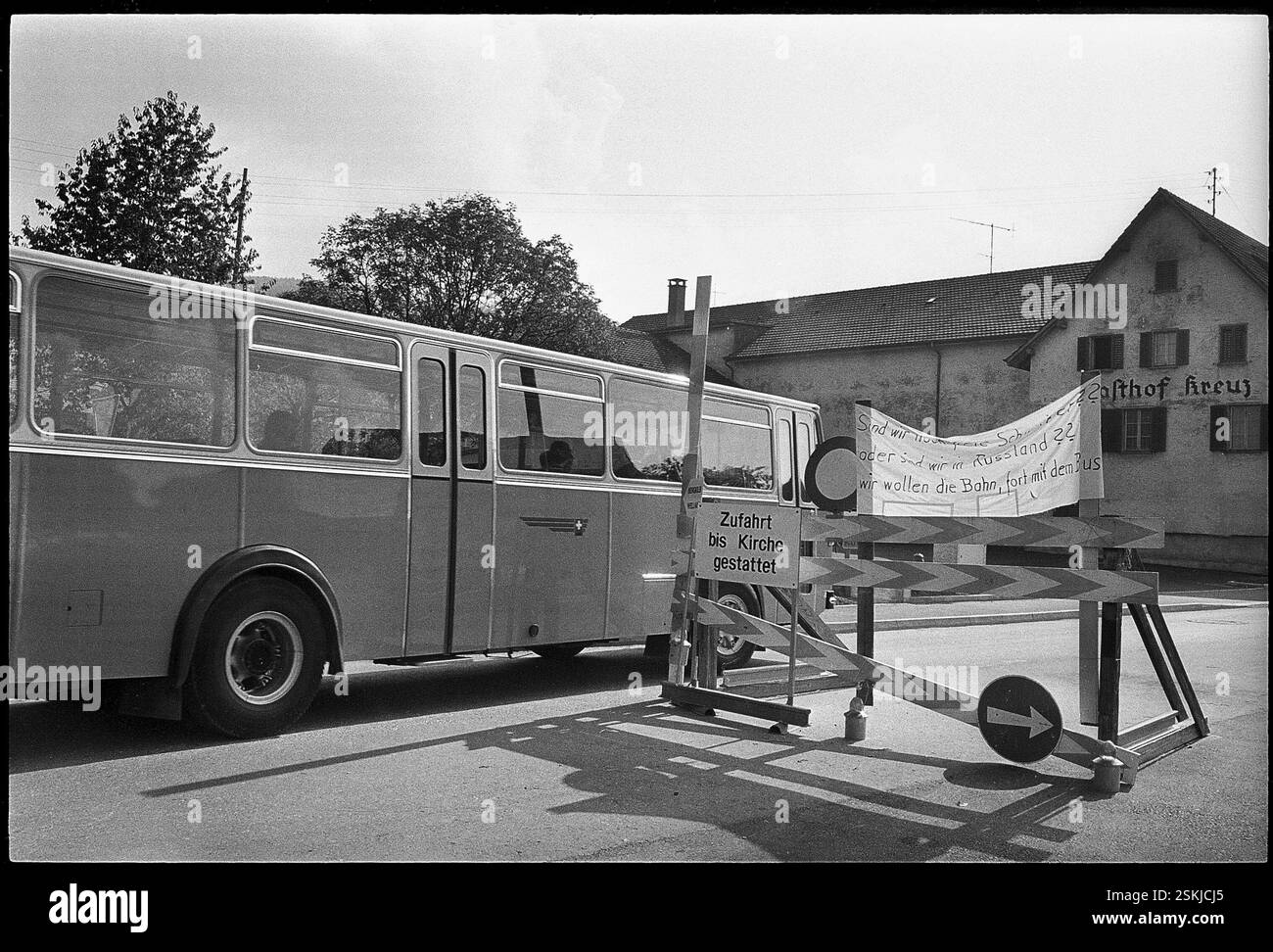 Bahn statt Bus / train instead of bus--- Demonstration für die ...