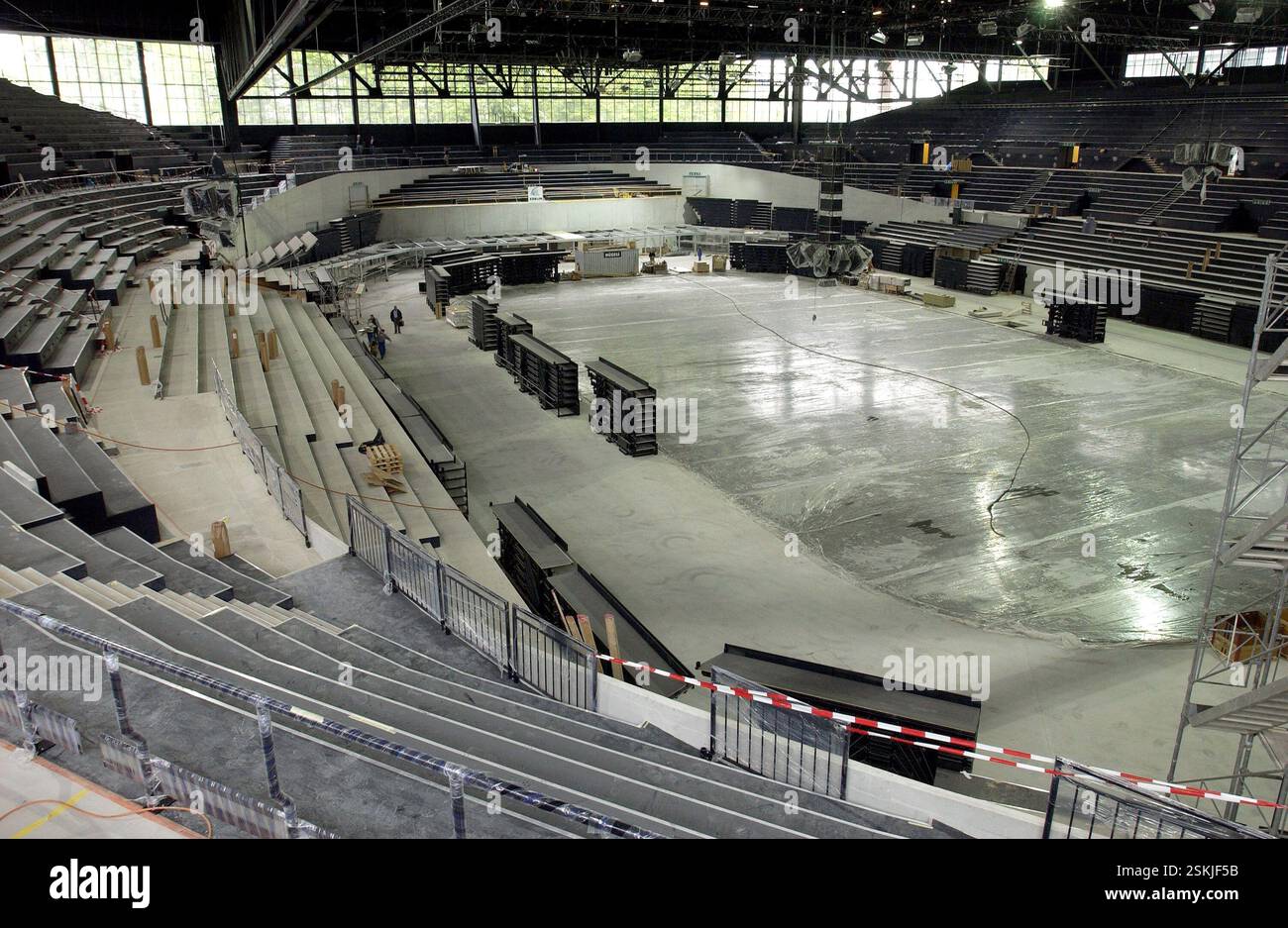 FOTO: WALTER L. KELLER, 18.5.2005, ZUERICH-OERLIKON: DAS HALLENSTADION ...