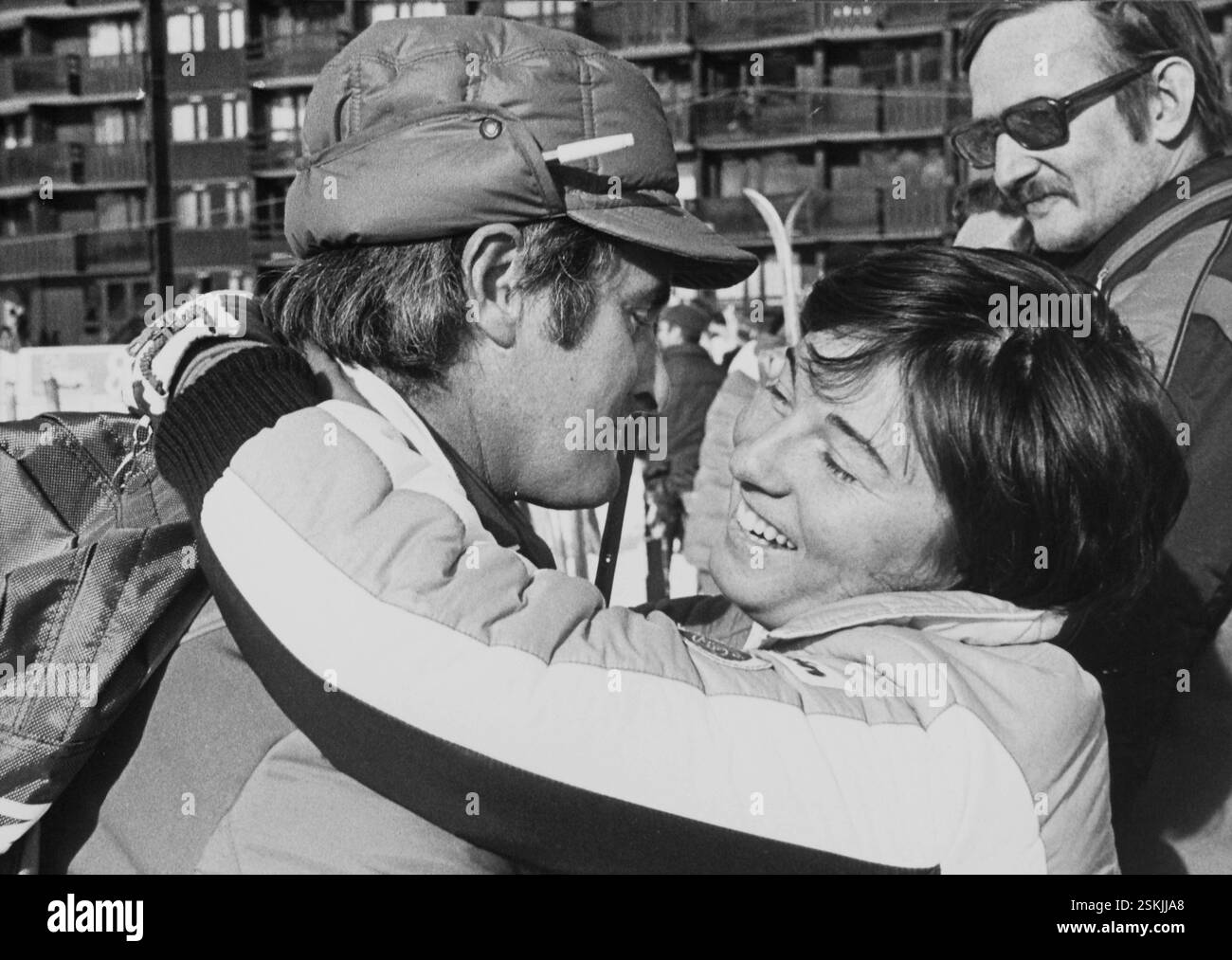Ski-Weltcup 1977/78, Val d'Isère 1977: Trainer Schweingruber umarmt ...