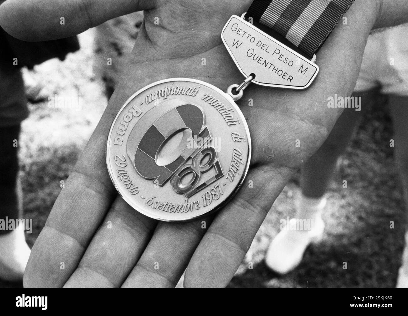 Weltmeisterschaft Rom 1987: Werner Günthör zeigt seine Goldmedaille# ...