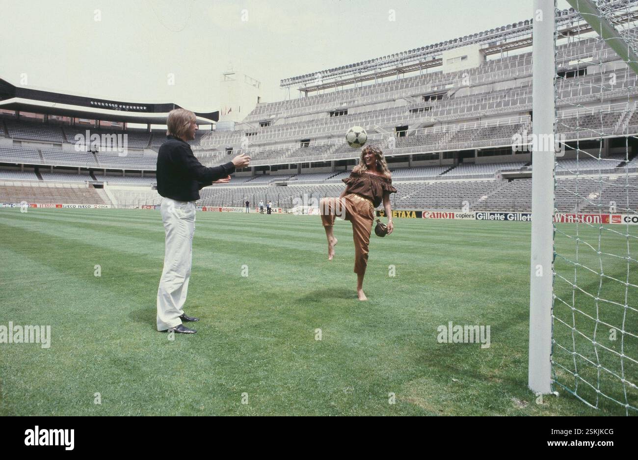 Günther Netzer und Ehefrau im Stadion Santiago Bernabeu, Madrid 1982# ...