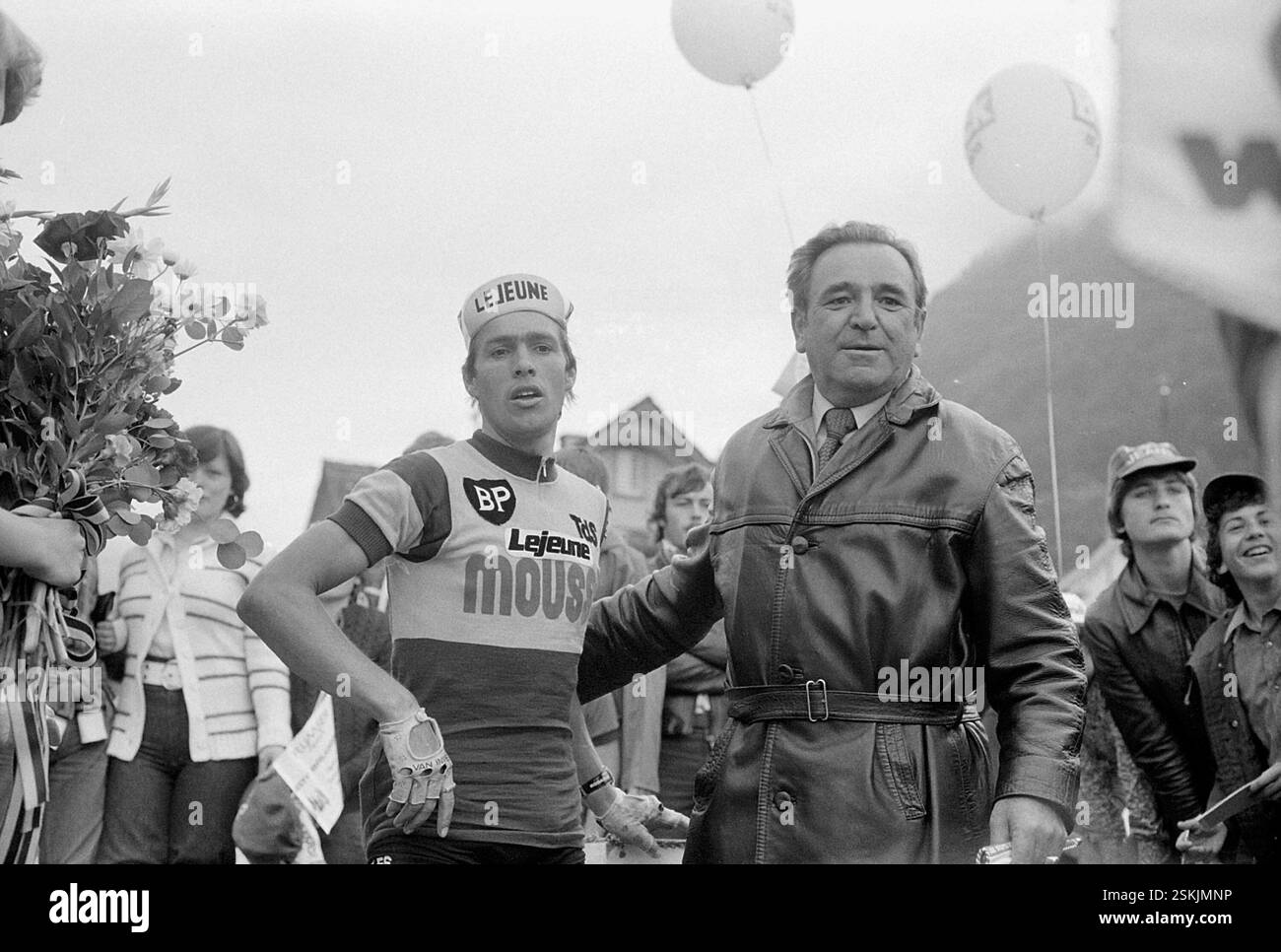Etappensieger René Dillen (72, Belgien) mit Tour-Direktor Sepp Vögeli ...