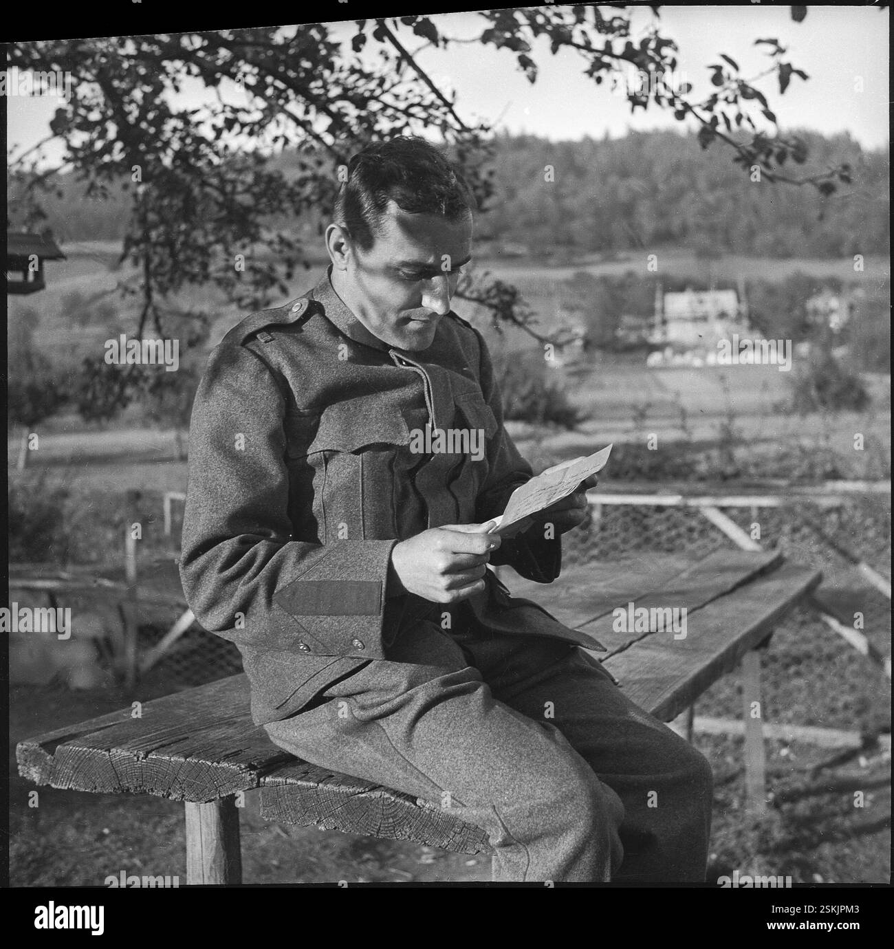 Soldat liest Brief, Feldpost, 1939#Soldier Reading a Letter, Military ...