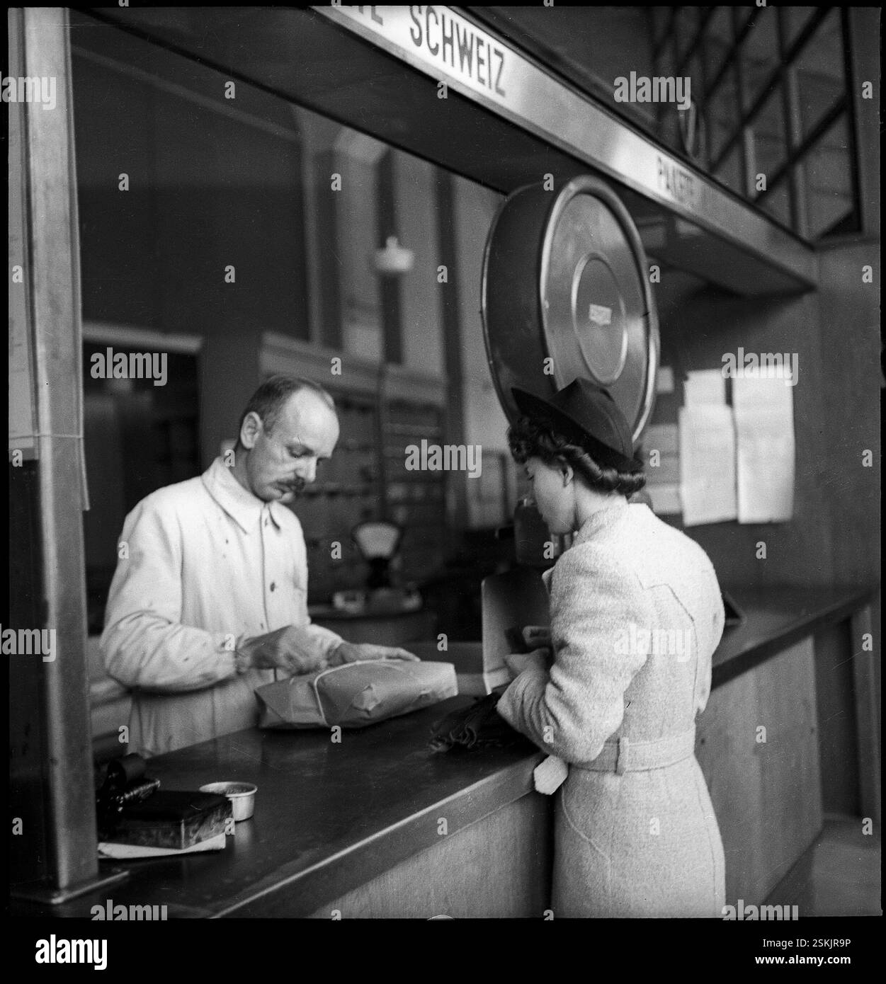 Aufgabe von Feldpost am Postschalter, 1939#Posting of Mail for the ...