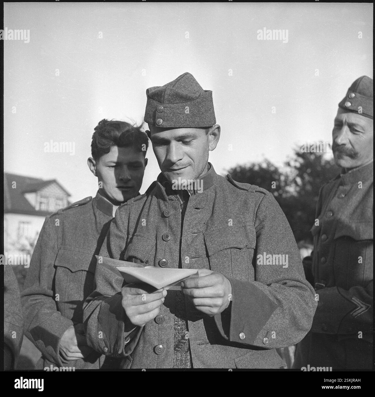 Soldat liest Brief, Feldpost, 1939#Soldier Reading a Letter, Military ...