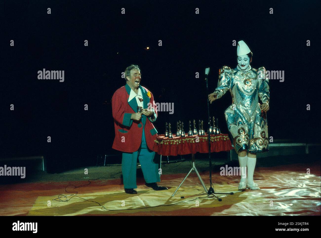 Zirkusclown Pio Nock als dummer August, Mario Cortez als Weissclown# ...