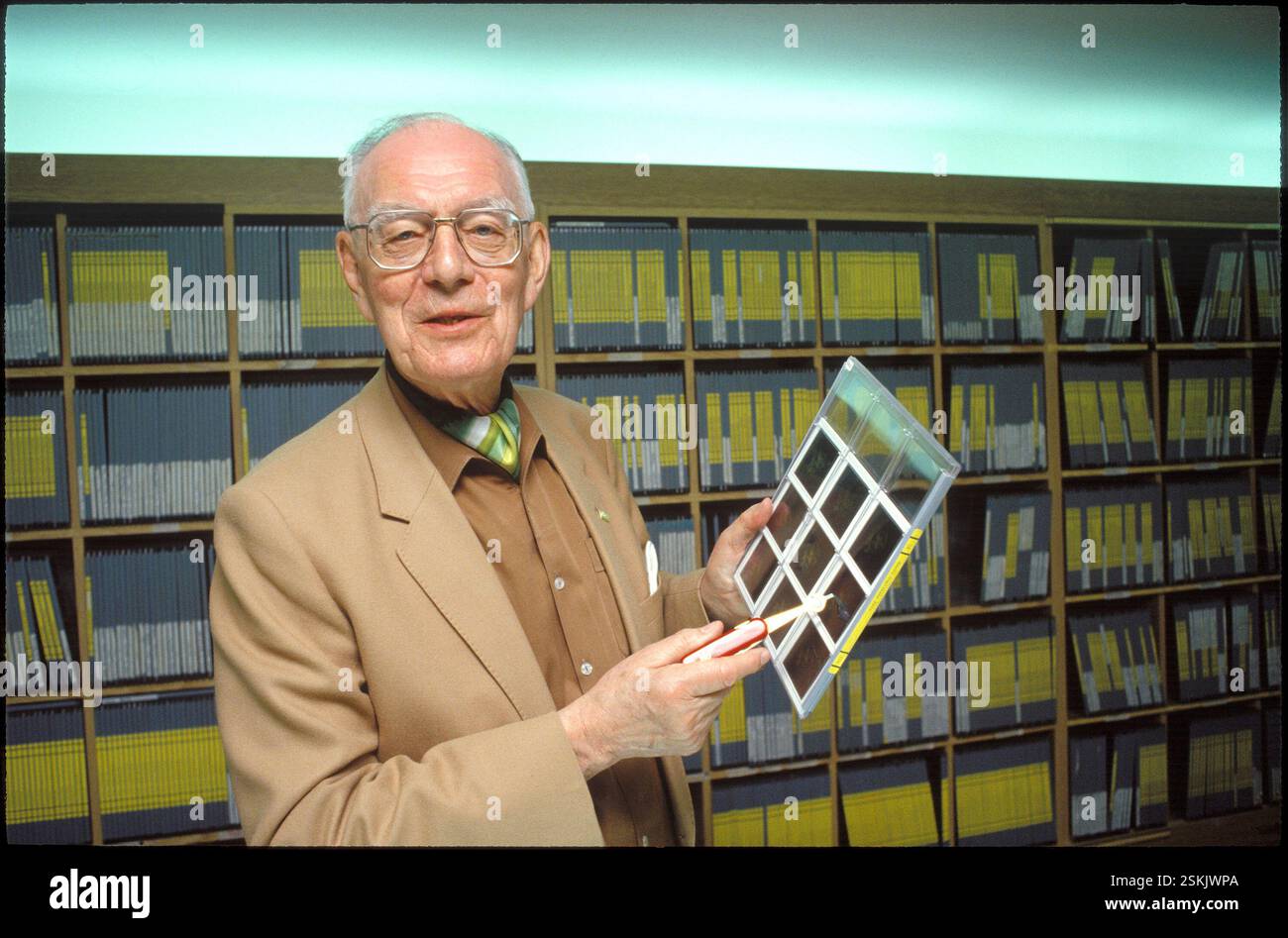 Graf Bernadotte beim Betrachten von Dias#Count Bernadotte takes a look ...