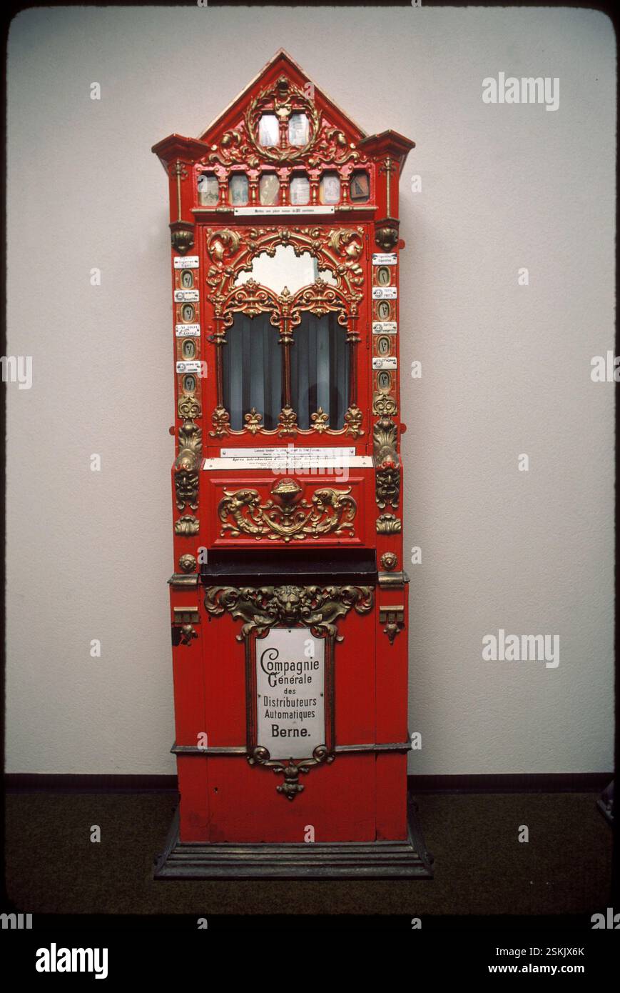 Alter Vielzweck-Automat 1981#Old multi-purpose machine 1981 Stock Photo ...
