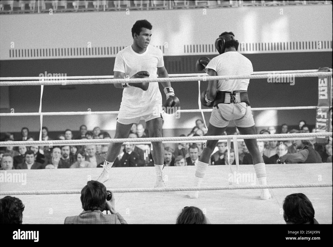 Muhammad Ali beim Sparring in Zürich 1971#Muhammad Ali sparring in ...