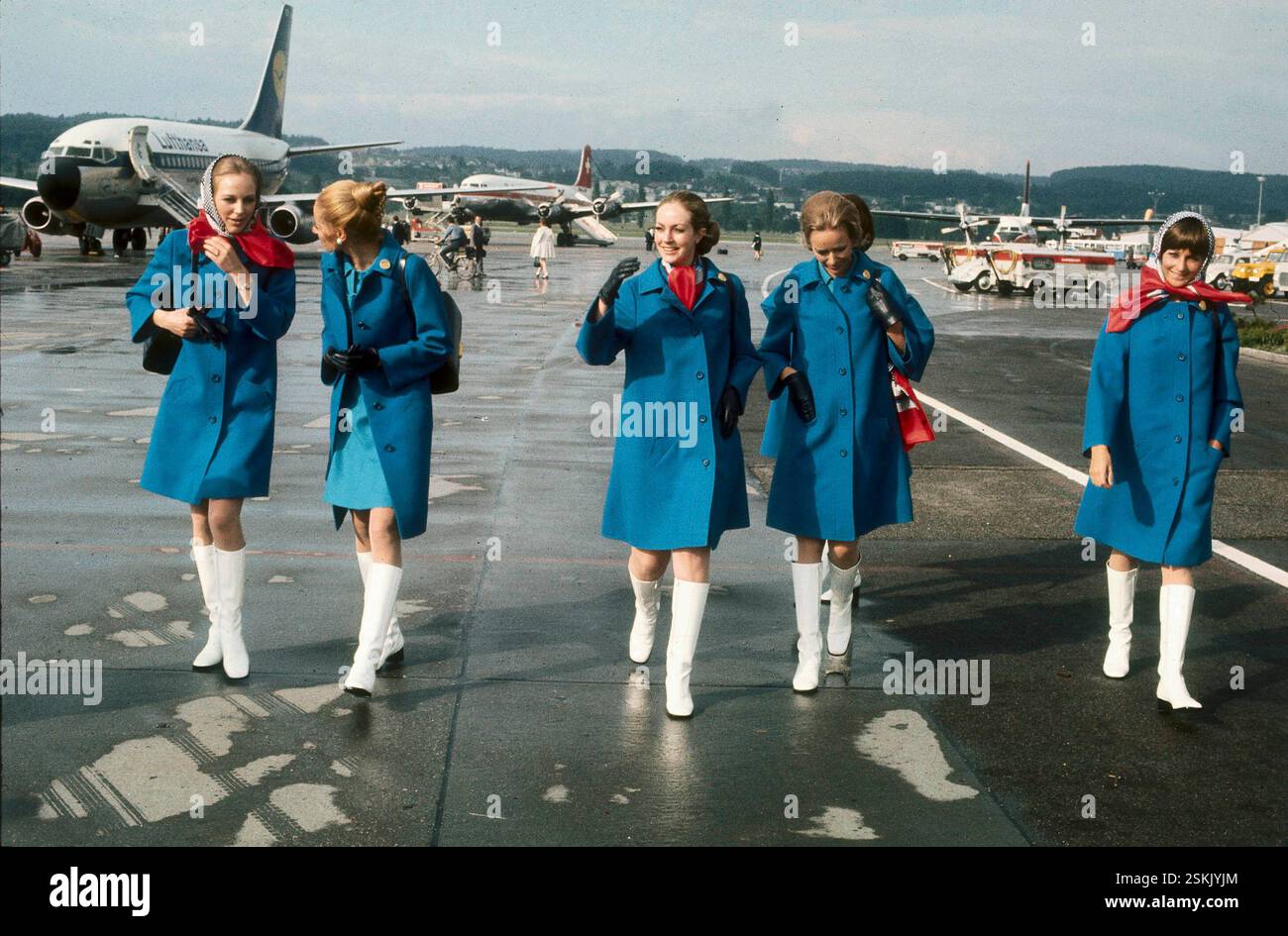 Swissair Flugbegleiterinnen mit neuen Uniformen auf dem Flughafen, 1970 ...