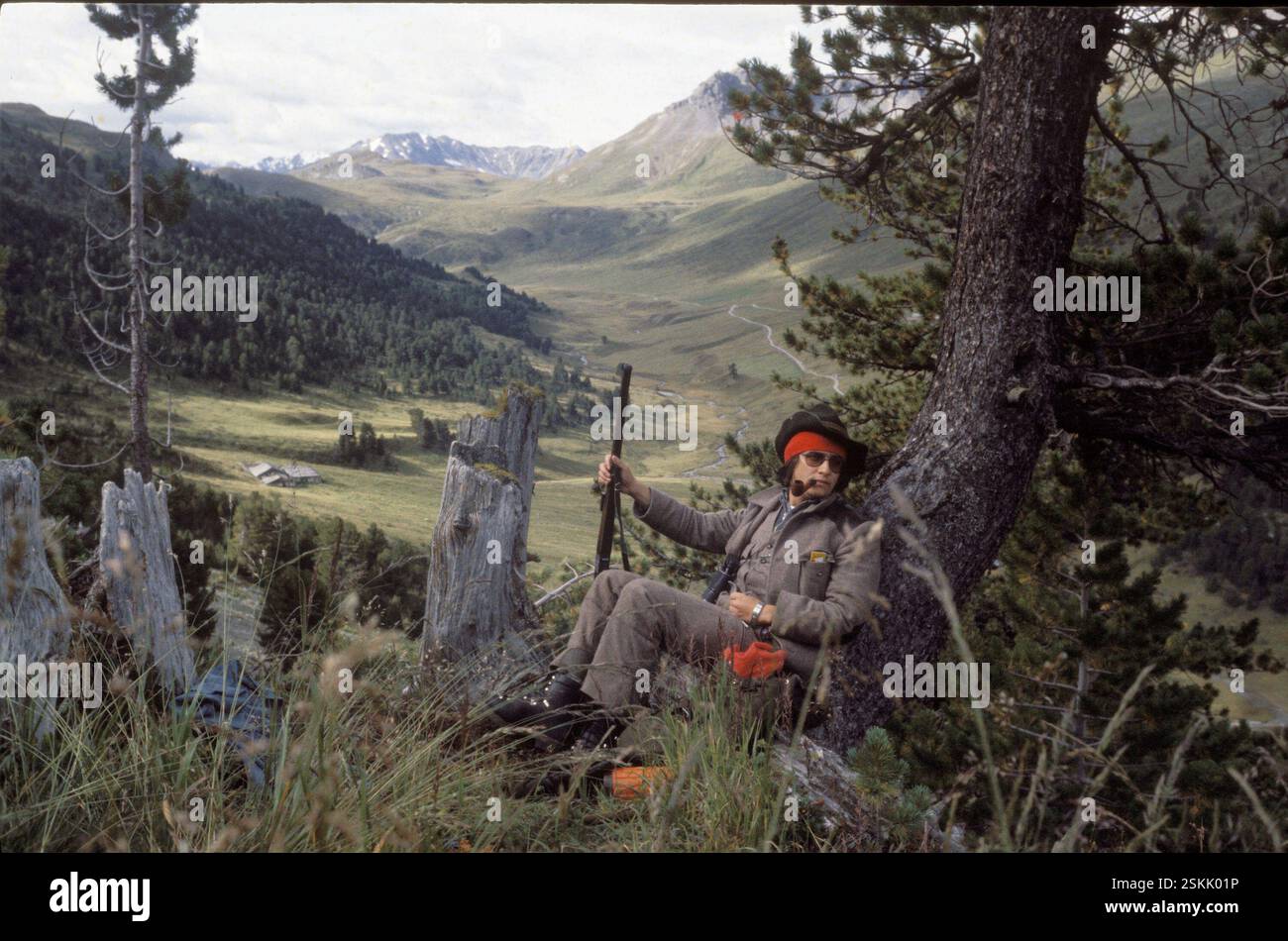 Jäger raucht eine Pfeife, 1980#Hunter smoking a pipe, 1980 Stock Photo ...