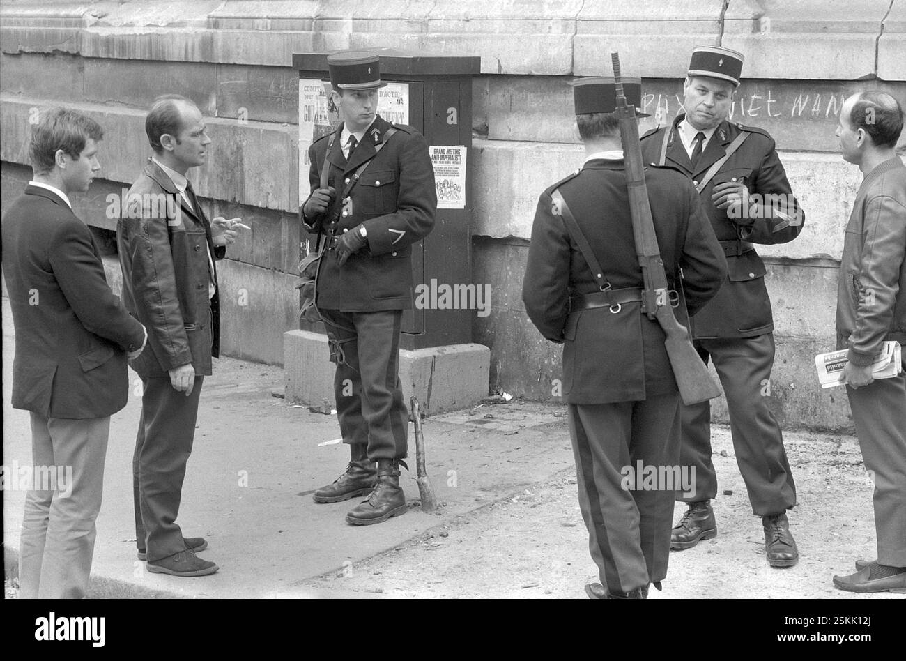 Studentenunruhen in Paris 1968: Polizei und Passanten#Student riots in ...
