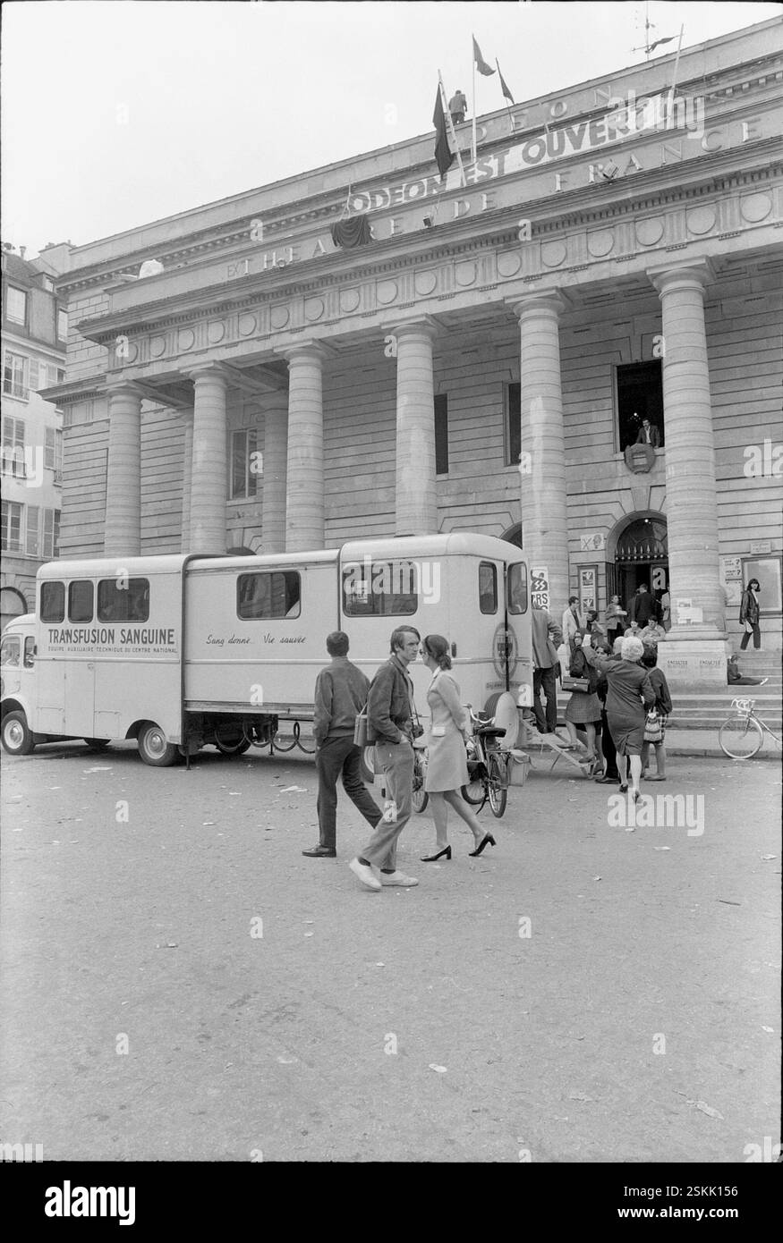 Studentenunruhen in Paris 1968: Blutspendewagen vor Théatre de France# ...