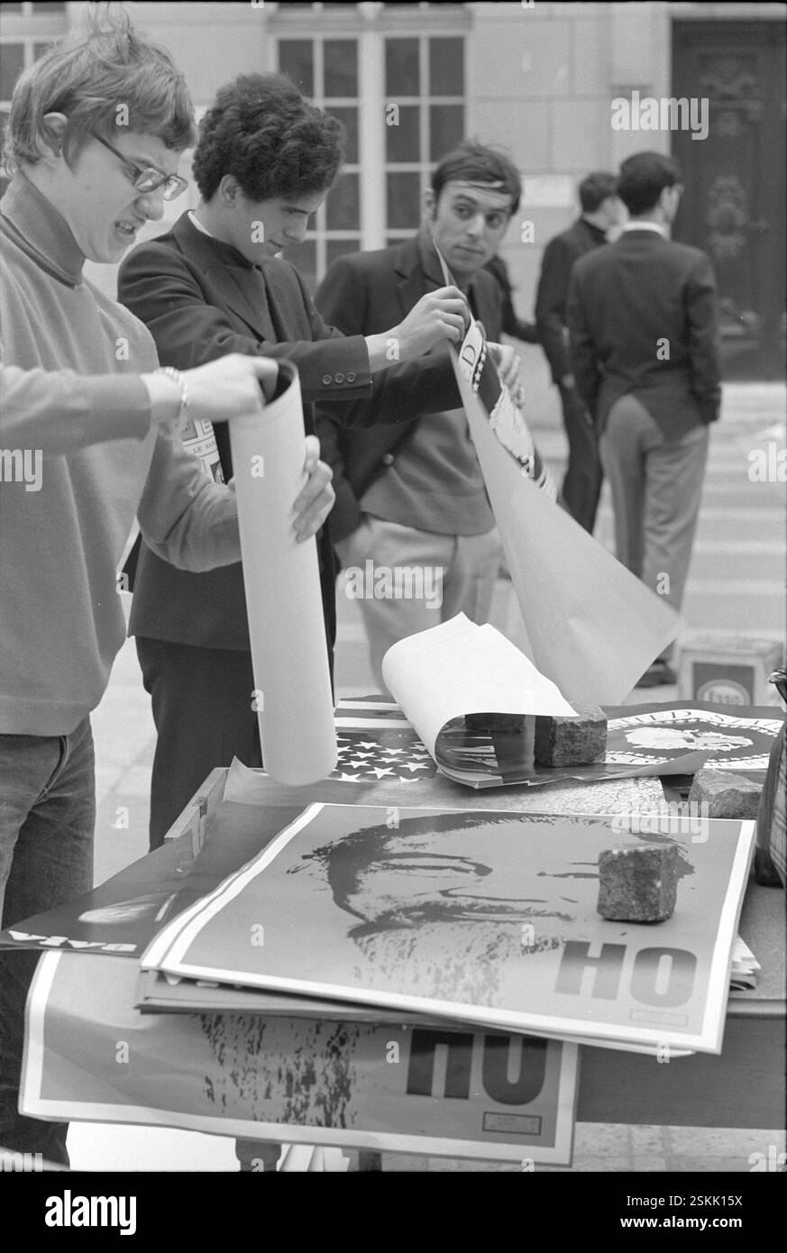 Studentenunruhen in Paris 1968: Ho Chi Minh-Plakate#Student riots in ...
