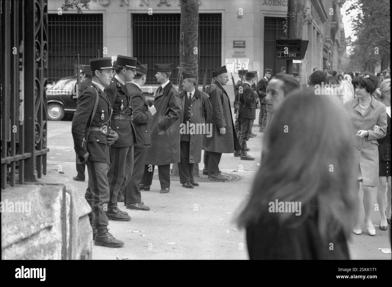 Studentenunruhen in Paris 1968: Polizeipräsenz#Student riots in Paris ...