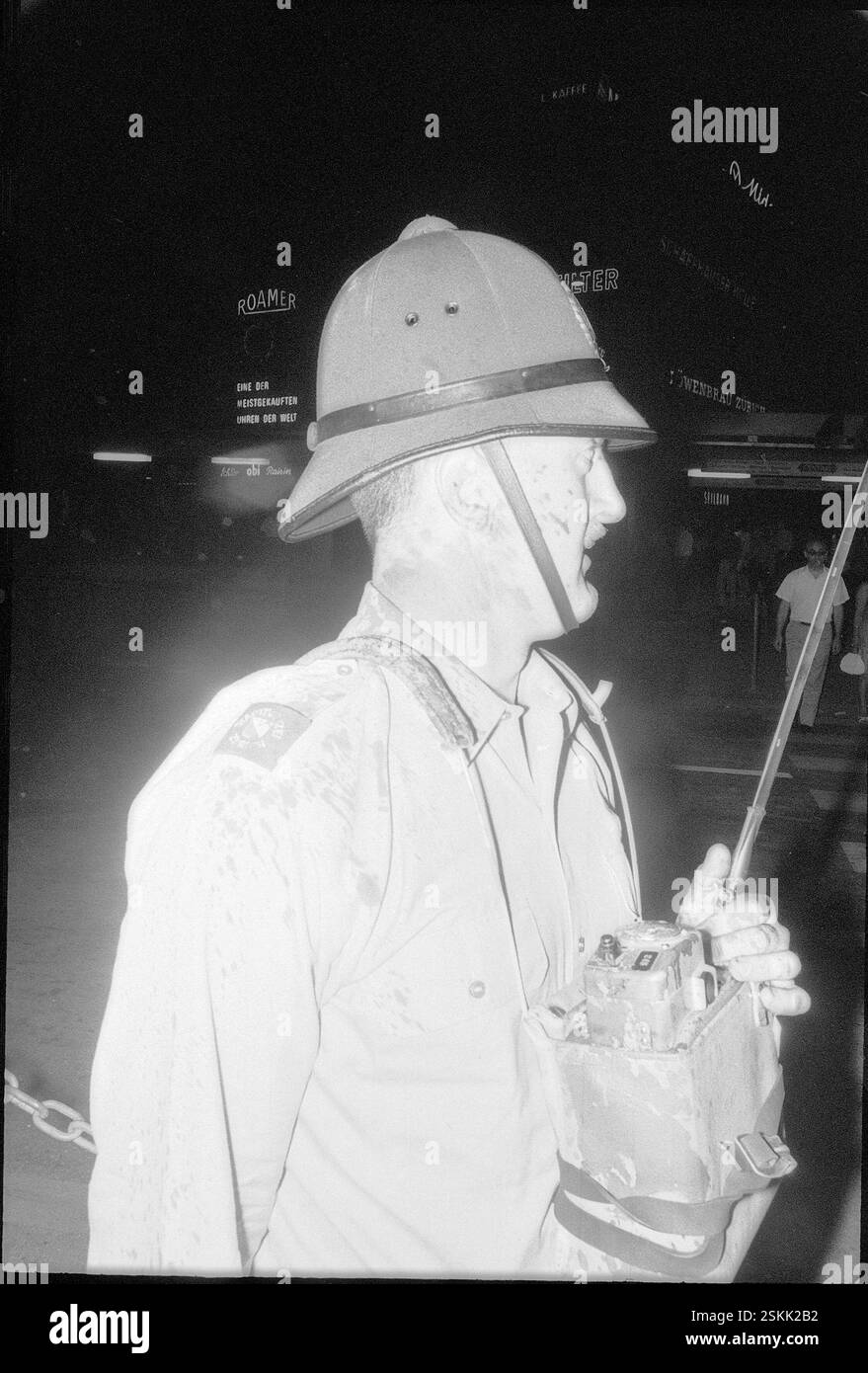 Globus-Krawalle in Zürich 1968: Polizist mit Funkgerät#Globus riots in ...