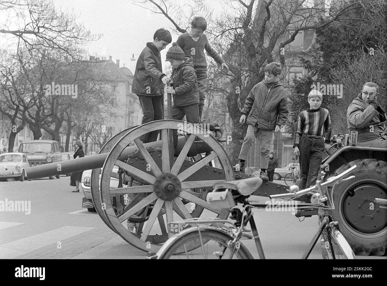 Alte Kanone in Zürich 1968#Old cannon in Zurich 1968- RDB BY DUKAS ...