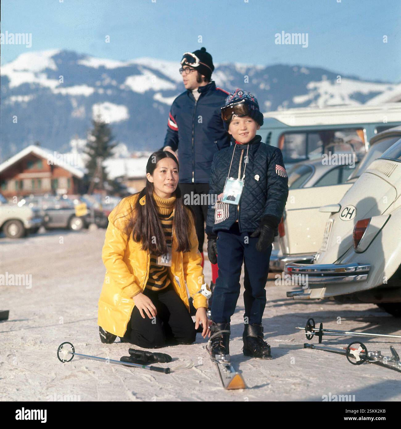 Nancy Kwan mit Sohn in Gstaad, 1970#Nancy Kwan with her Son in Gstaad ...