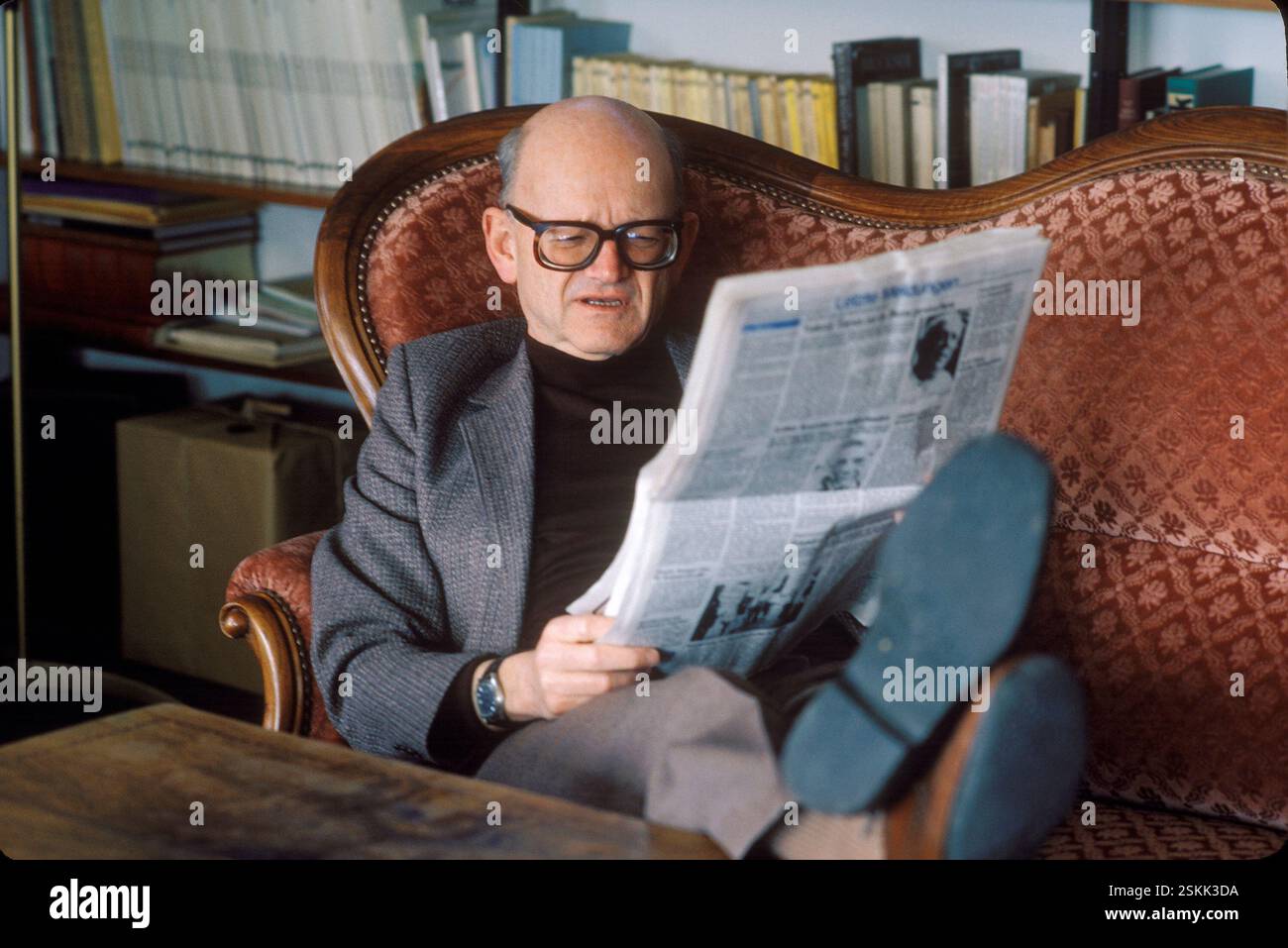 Alphons Egli beim Zeitunglesen, 1983#Alphons Egli reading newspaper ...