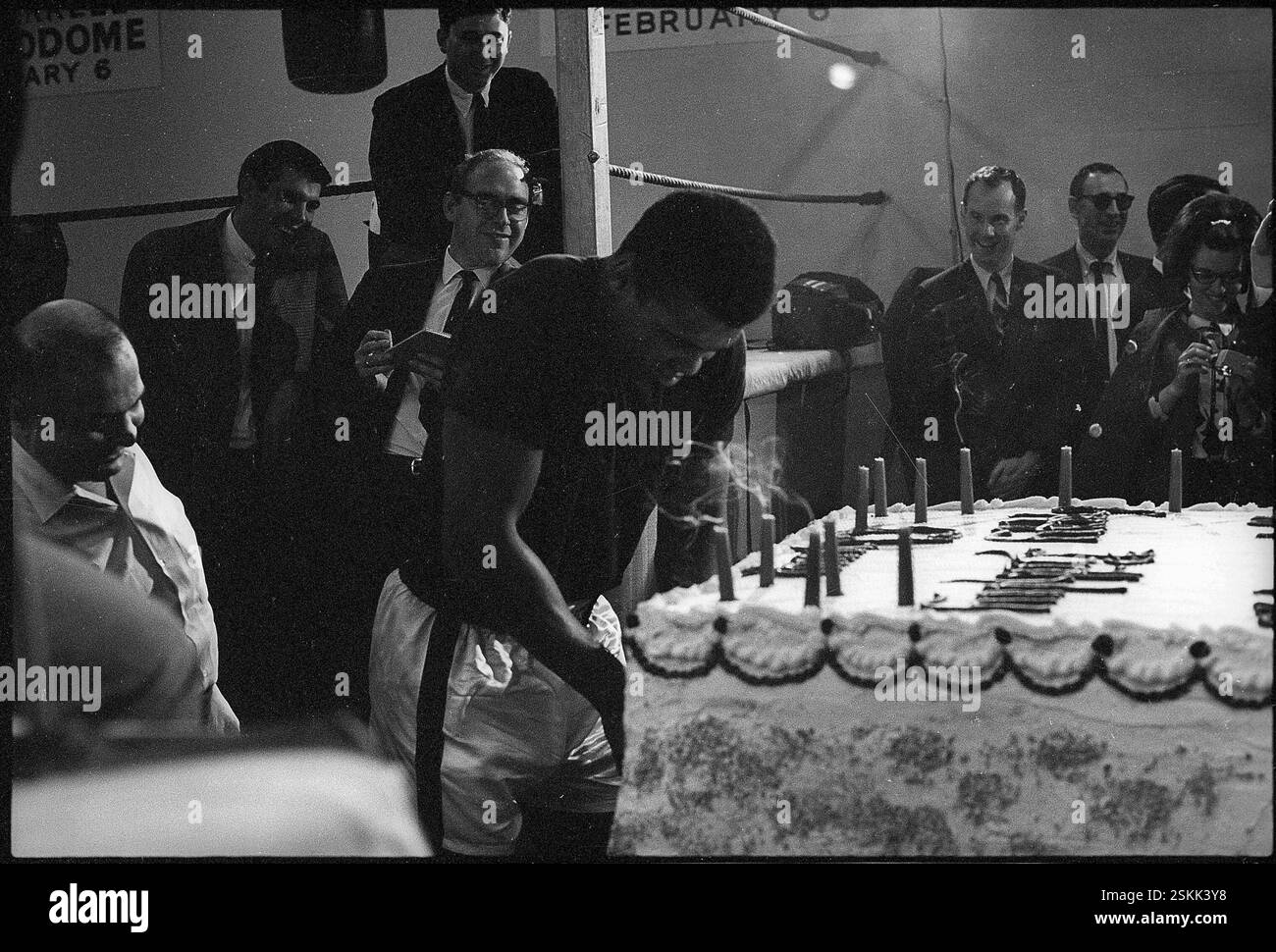Muhammad Ali mit Torte zum 25. Geburtstag, Houston 1967#Muhammad Ali ...