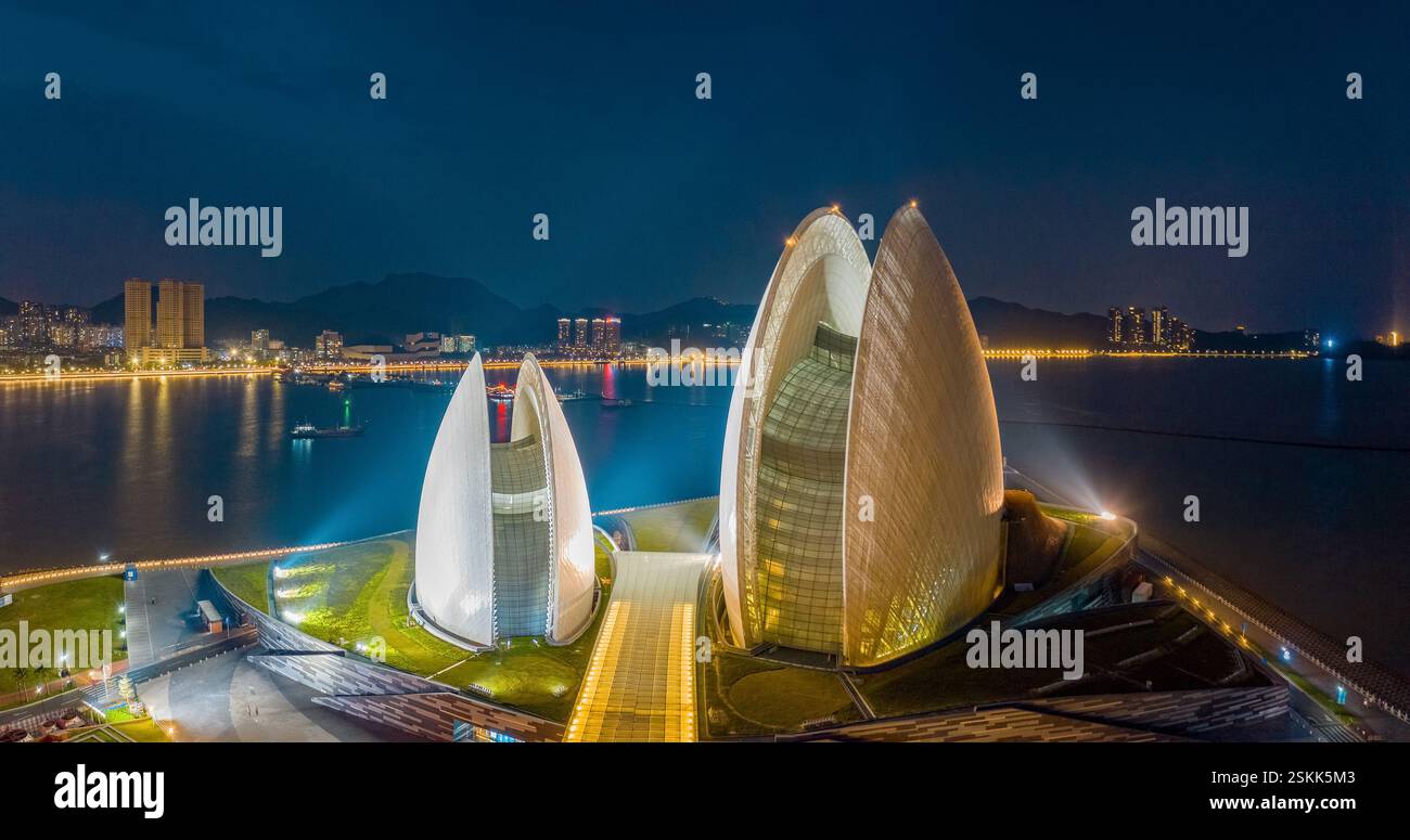 Night view of Lovers' Road and Yeli Island in Zhuhai, Guangdong ...