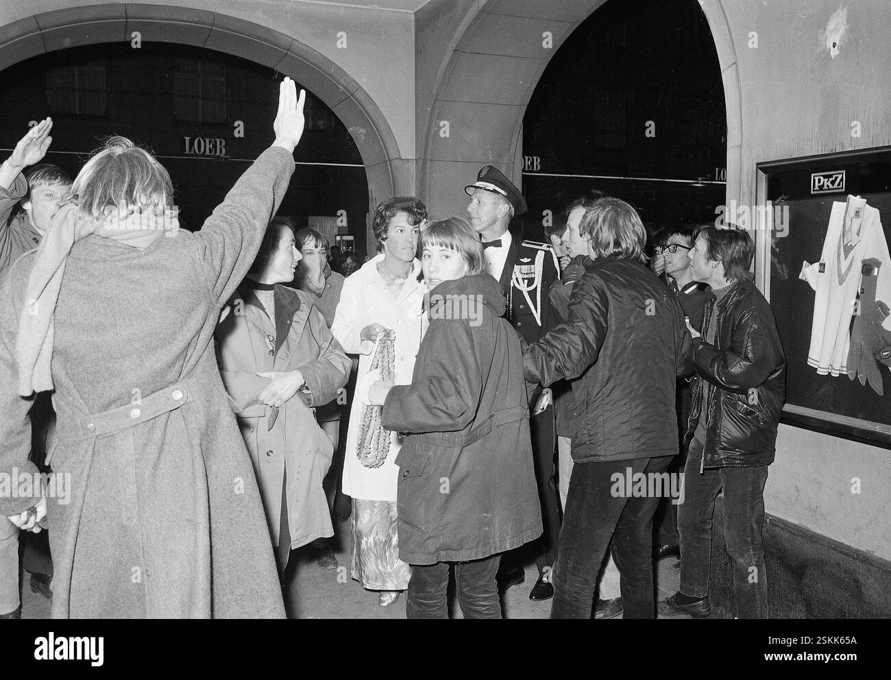 Nazi salute hi-res stock photography and images - Alamy