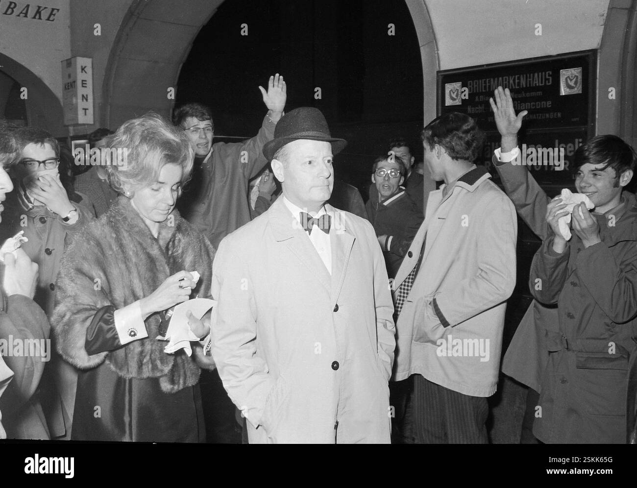 Demonstranten; Hitlergruss; Gäste#Demonstrators; Nazi salute; guests ...