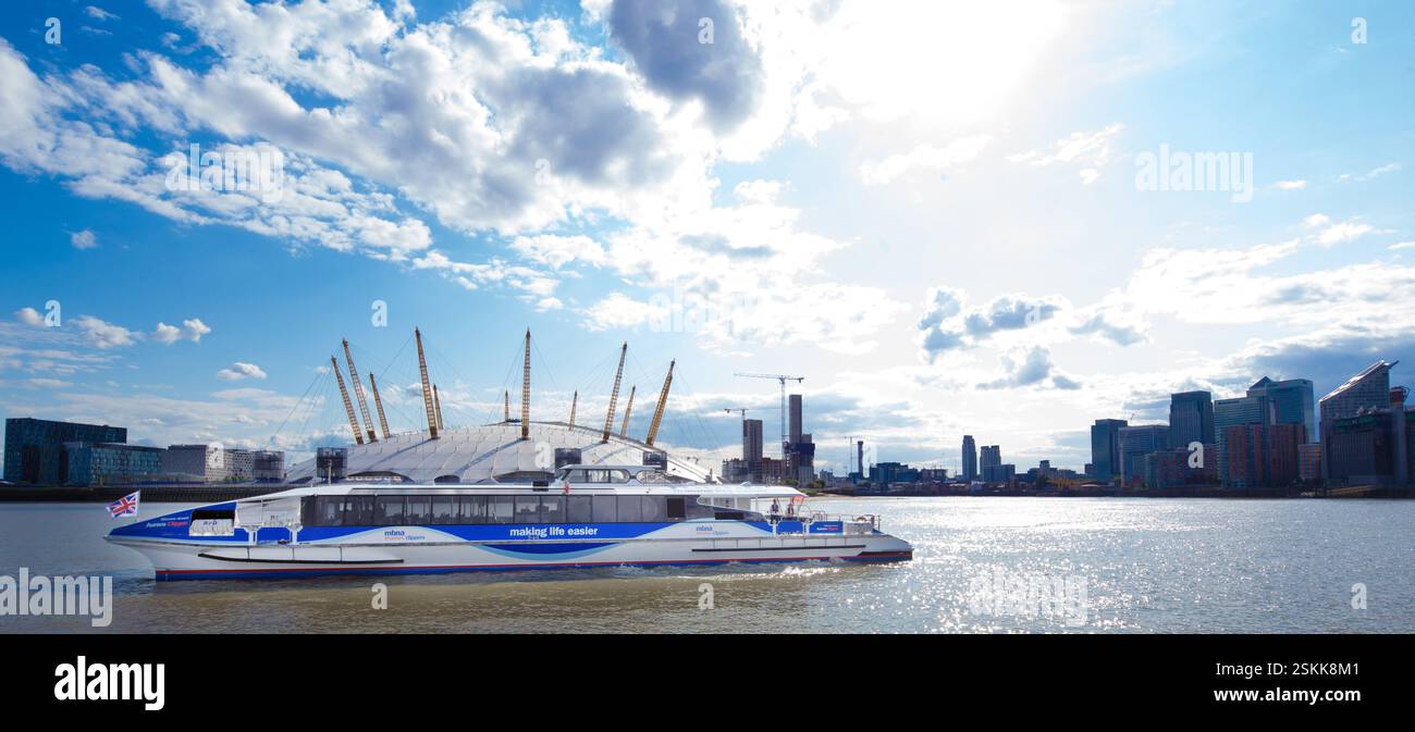 A MBNA Thames Clippers (Former sponsor of Thames Clippers) ferry (Aura ...