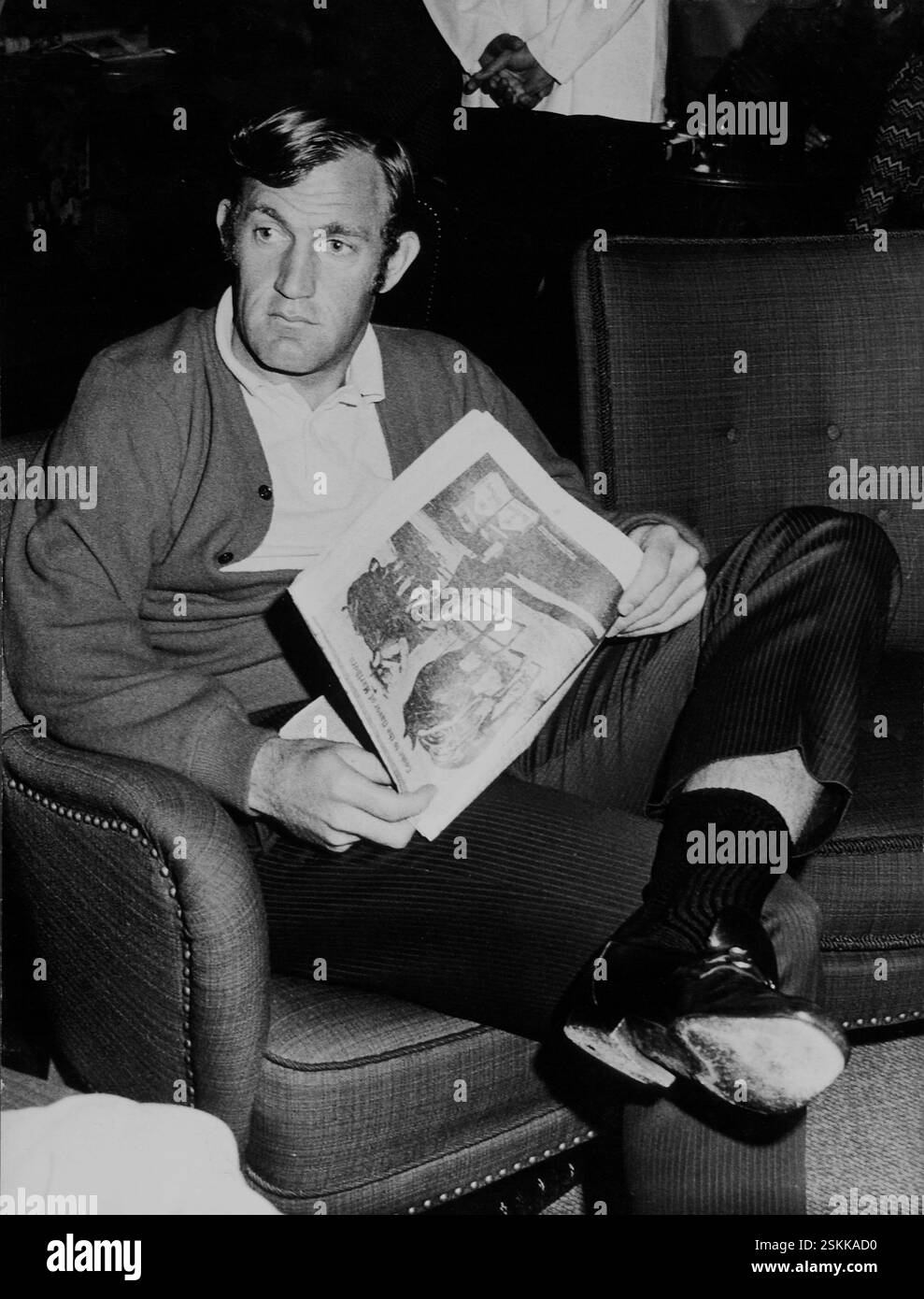 Tony Roche beim Zeitung lesen in Gstaad, 1970#Tony Roche reading a ...