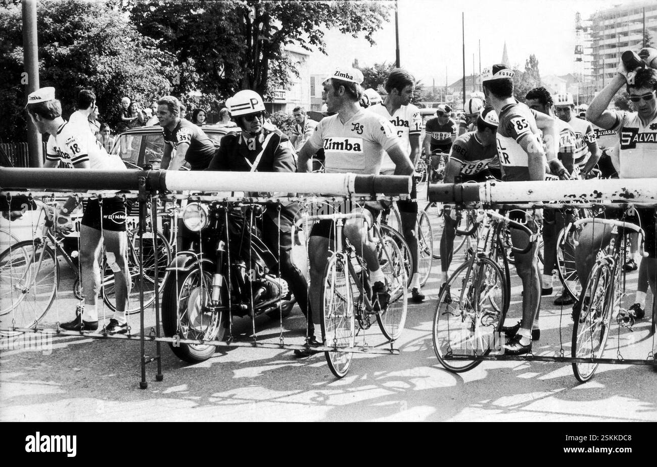 Tour de Suisse 1970: Das Feld mit Gelbtrikotträger Rudi Altig wird ...